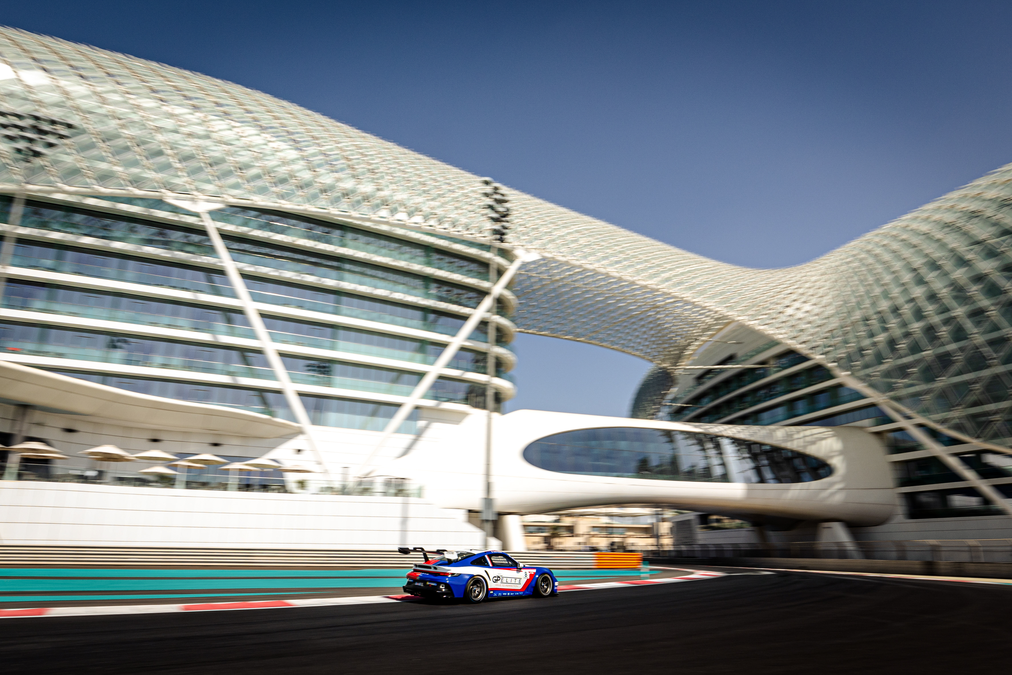 Team GP Elite rijdt vooraan in de Porsche Supercup en de Carrera Cup ...
