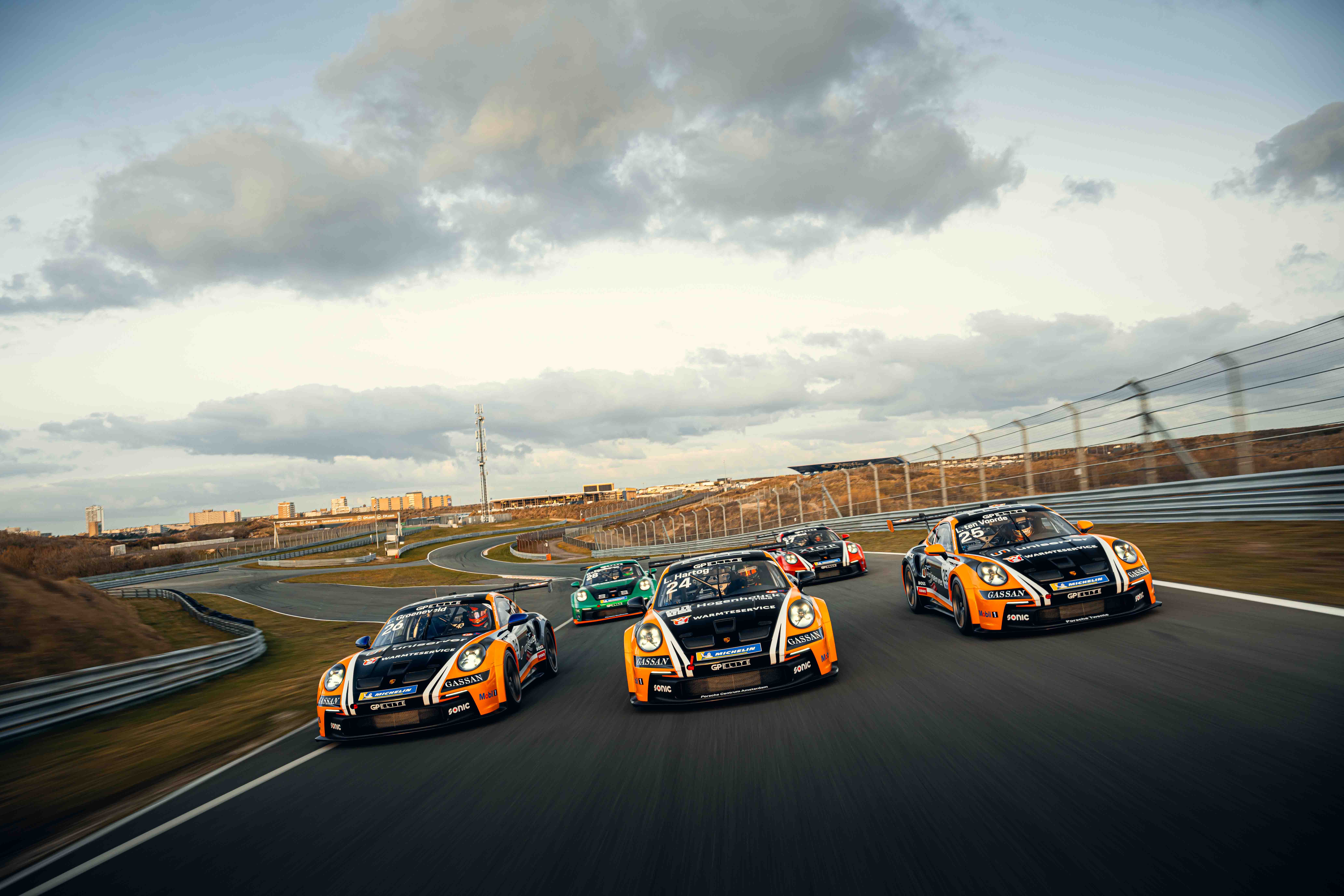 Team GP Elite rijdt vooraan in de Porsche Supercup en de Carrera Cup ...